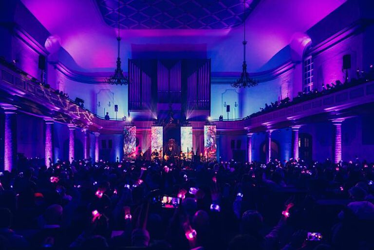 „Church in Colors“ – rekordverdächtige Tournee mit tausenden Farben ...